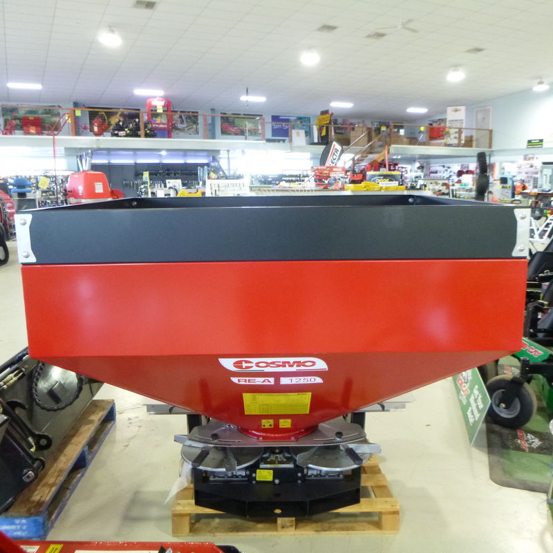 Cosmo 1250L twin disc spreader | Konigs Shepparton Pty. Ltd