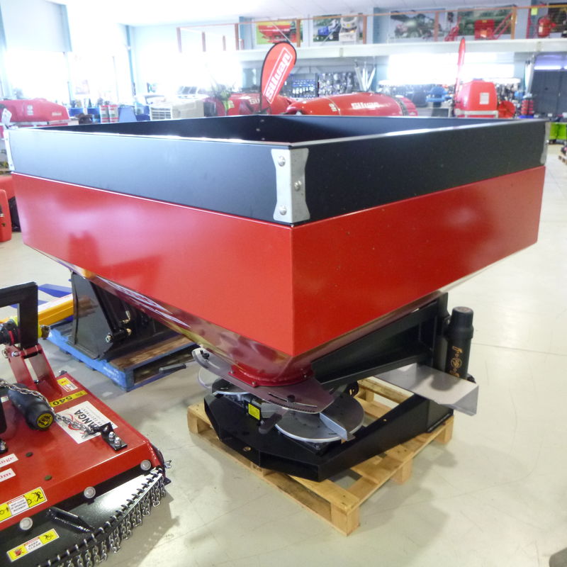 Cosmo 1250L twin disc spreader | Konigs Shepparton Pty. Ltd