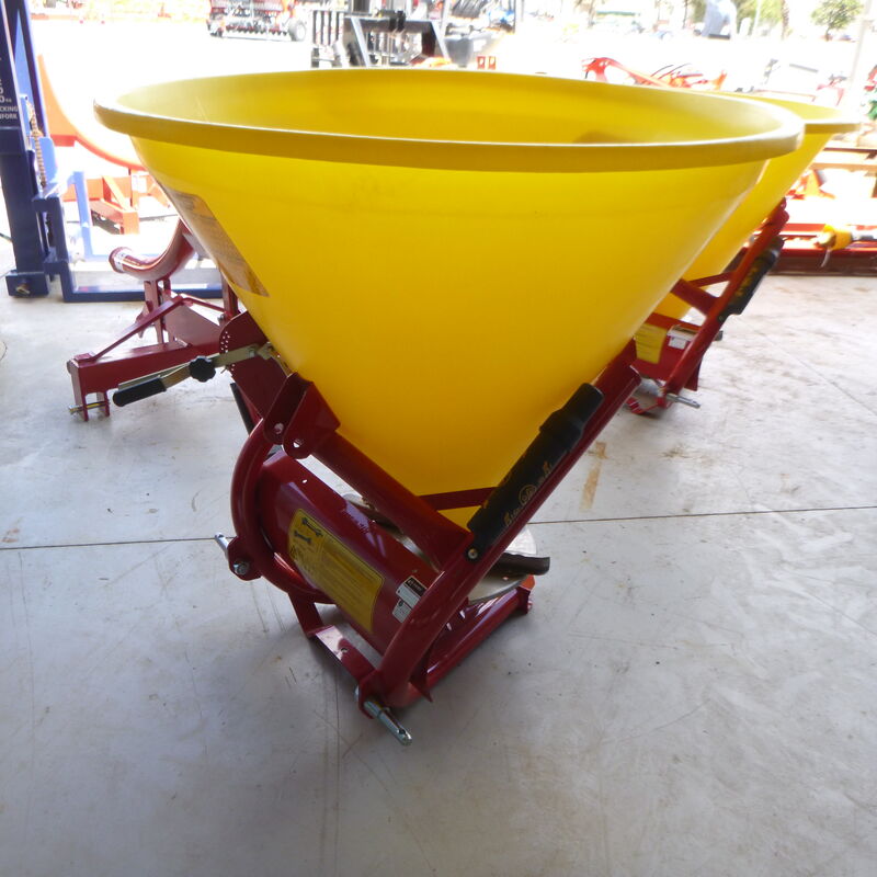 NEW COSMO 500L FERTALISER SPREADER | Konigs Shepparton Pty. Ltd